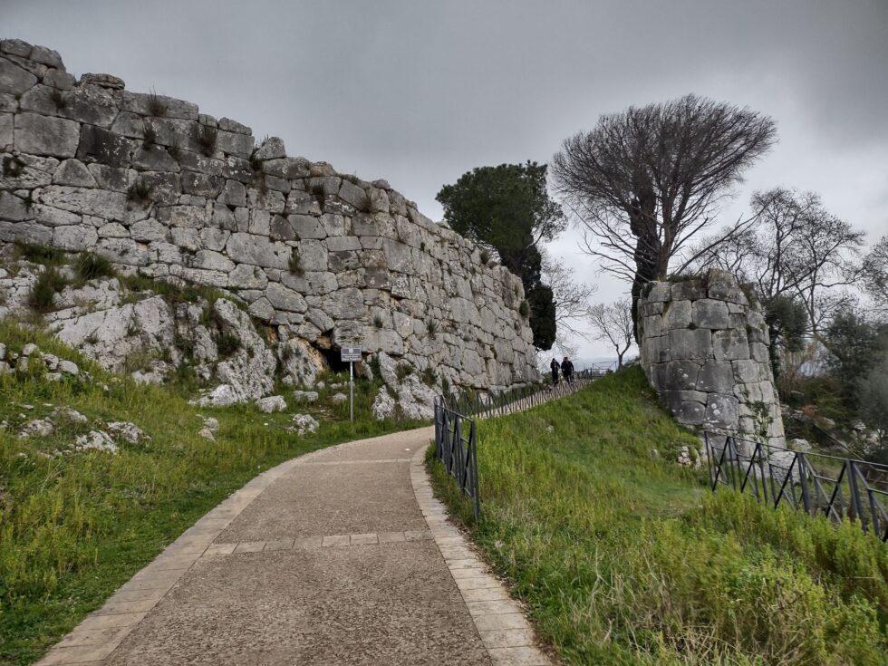 Park archeologiczny w pobliżu Rzymu - starożytne miasto Norba - Basia ...